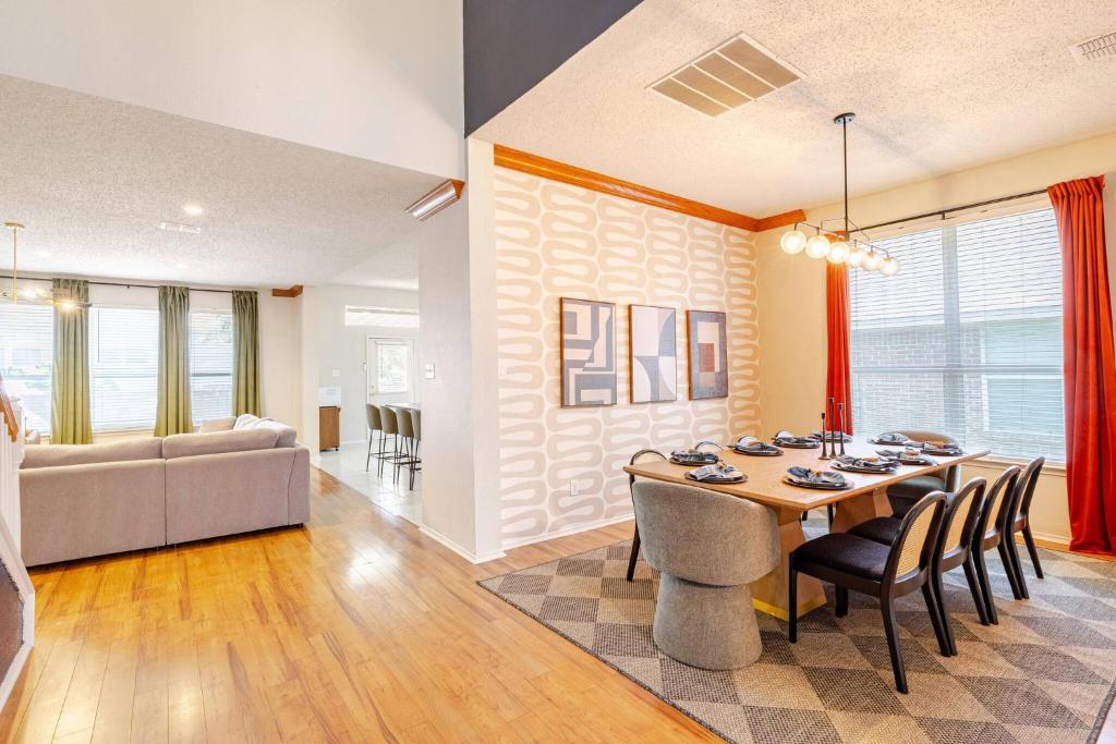 Hot Tub | Game Room | Fire Pit | Epic & AT&T |12+, Grand Prairie ...