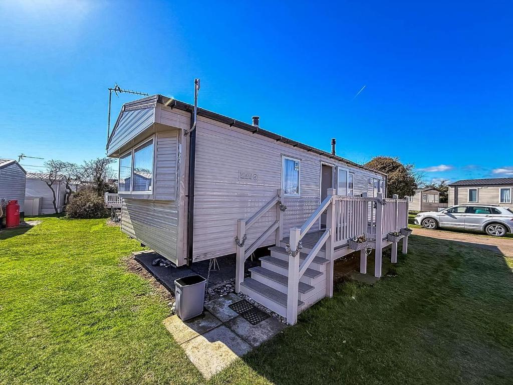 Lovely 6 Berth Caravan With Side Decking On Pakefield Holiday Park Ref ...