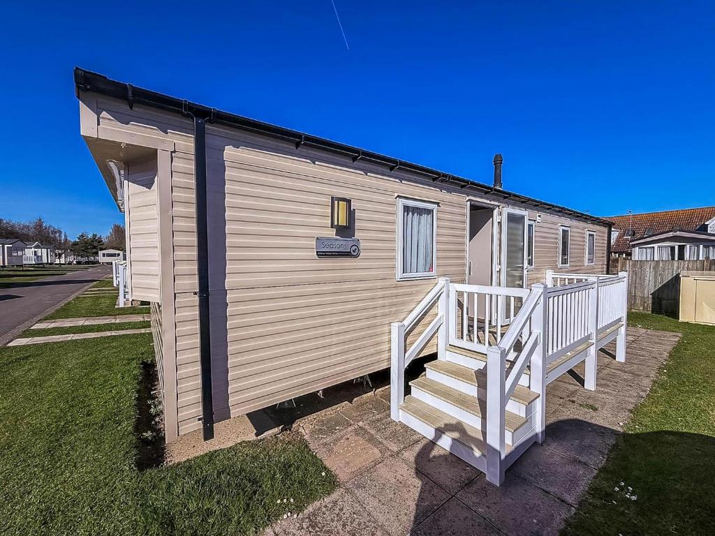 Lovely 8 Berth Caravan In Norfolk At Haven Hopton Holiday Park Ref 80055T, Great Yarmouth ...