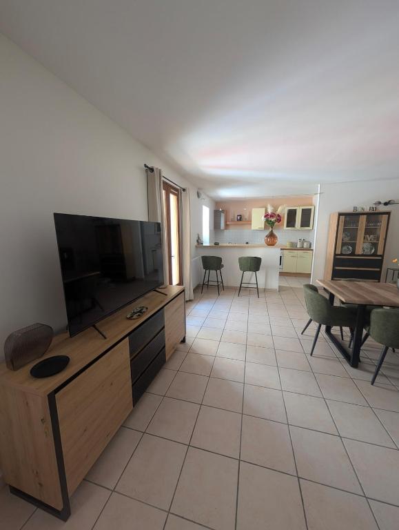 Évasion vigneronne, jolie maison de village en pierre, Vallon-Pont ...