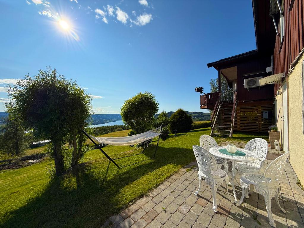 Landlig beliggenhet med flott utsikt over Mjøsa, Ulven (updated prices ...