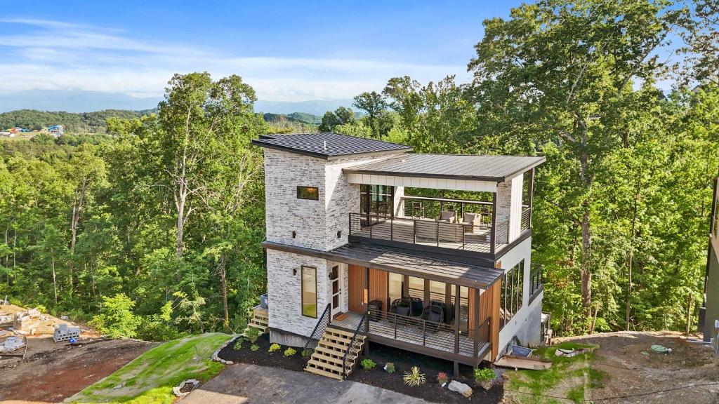 Brand New Lookout Rooftop Deck & Hot tub, Sevierville (updated prices 2025)