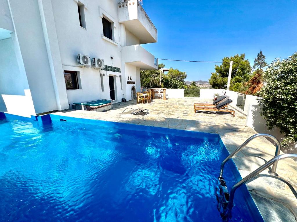 2 bedroom self-contained apartment and swimming pool at Palm Tree Villa ...