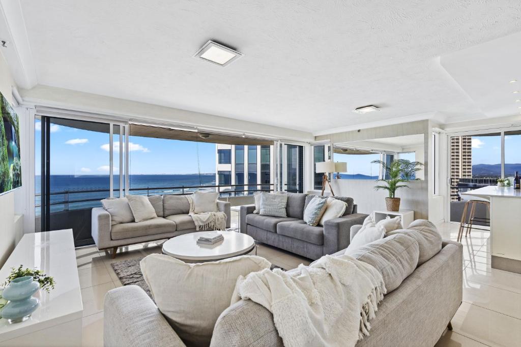 Stunning OCEAN VIEWS in 2 Bedroom Unit at Zenith - Q Stay, Gold Coast ...