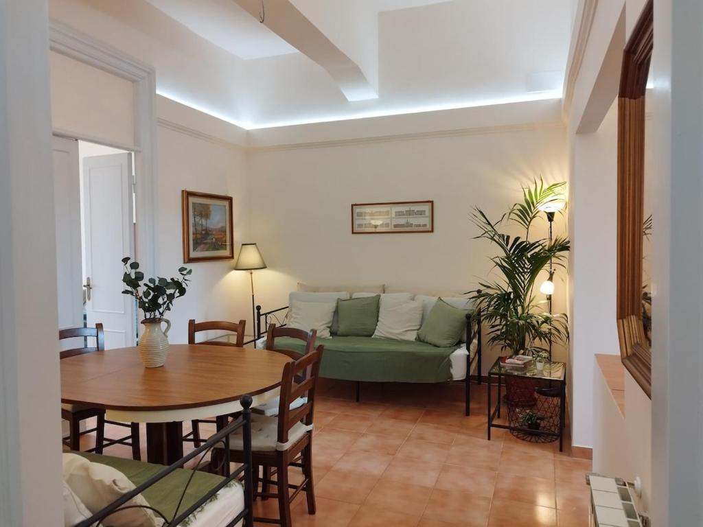 Yanni house in the city center, Rome (updated prices 2025)