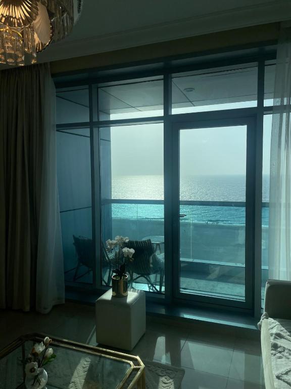 Corniche Residence Beach view Pool access Stunning View, Ajman (tarifs ...