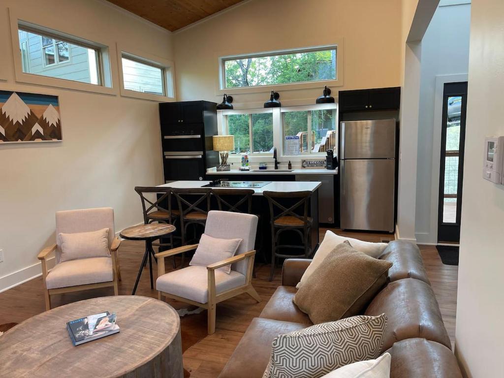 NuWay Treehouse Cabin 5 minutes to Dollywood, Pigeon Forge (updated ...