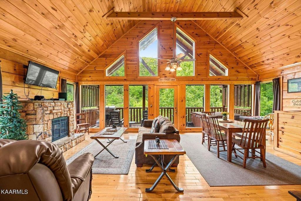 Cubby Bear Smoky Mountain Cabin - Summer Specials!, Sevierville (prezzi ...