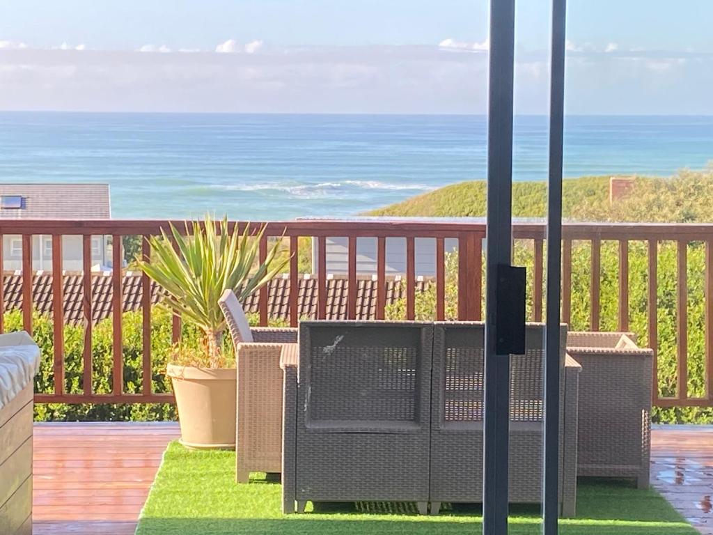 Morgans's Paradise beach house unit, at Jeffreys Bay, Jeffreys Bay की ...