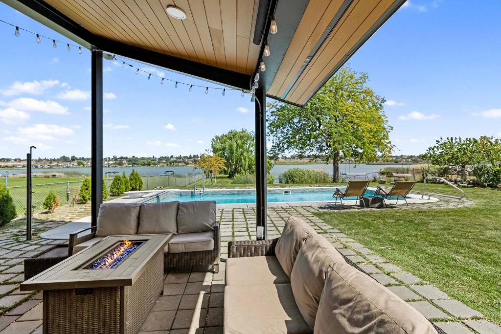 Lakefront Washington Home with Private Pool and Sauna, Moses Lake ...