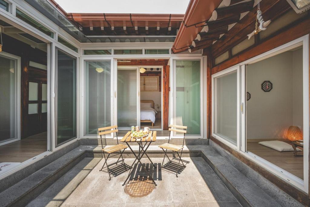 Urban Hanok Ee-um Dongdaemun Private Modern Hanok Stay for 6-8 people ...