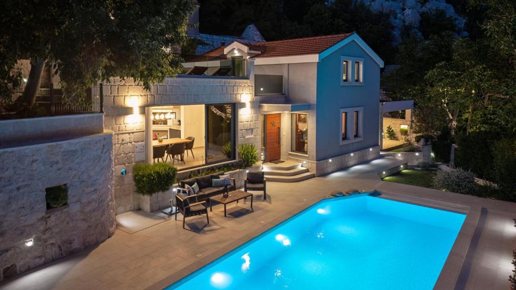 Villa Falcon House, 3-bedroom villa with heated 36 sqm pool, Jacuzzi ...