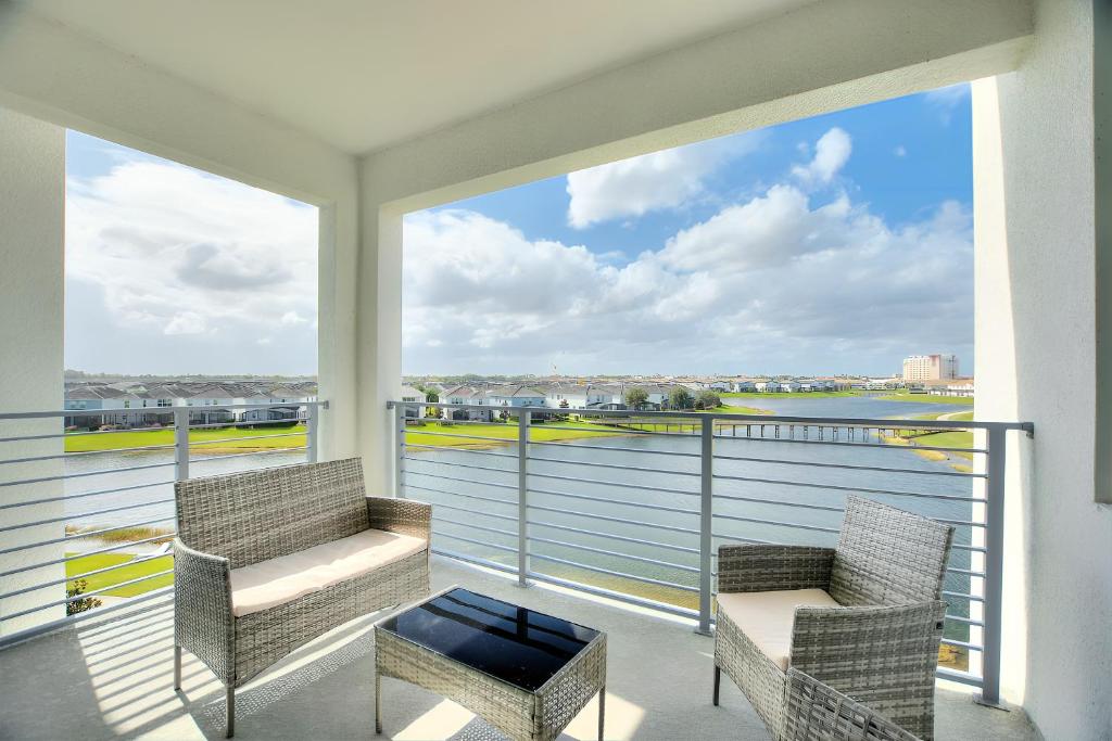Gorgeous Waterview ,Top Floor, 2Bd Condo, Storey Lake Resort, Kissimmee ...