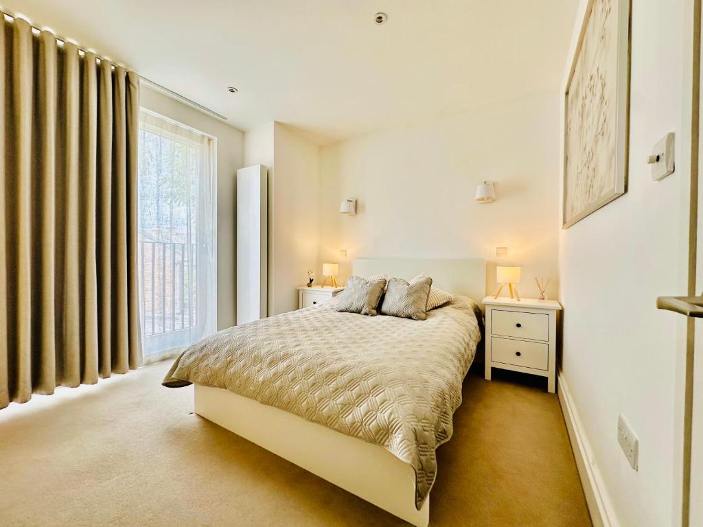 Gorgeous 1-Bedroom Fully Self-Contained Apartment Suited in the Central ...