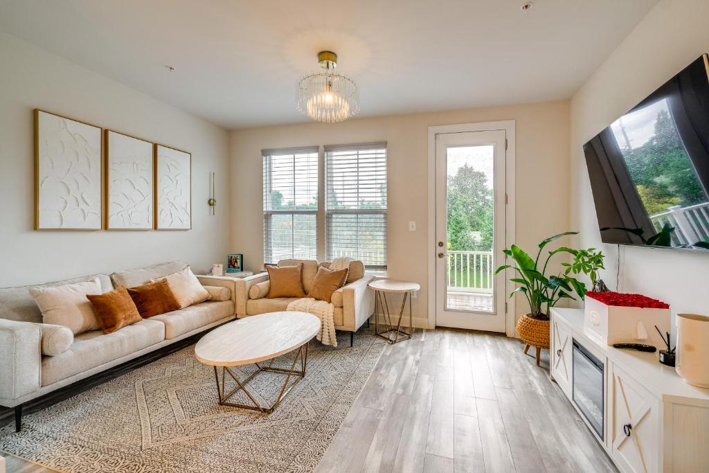3 Mi to NW Stadium Modern Retreat in Largo, Largo (updated prices 2025)