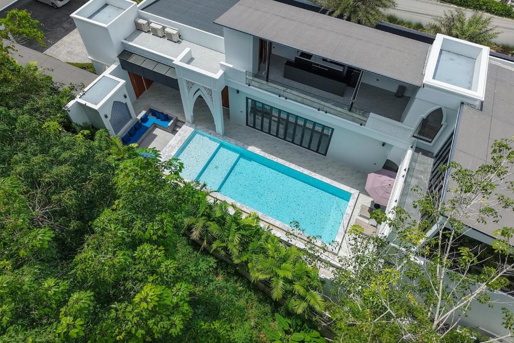 New Luxury Pool Villa near Laguna, Ban Phak Chit (updated prices 2025)