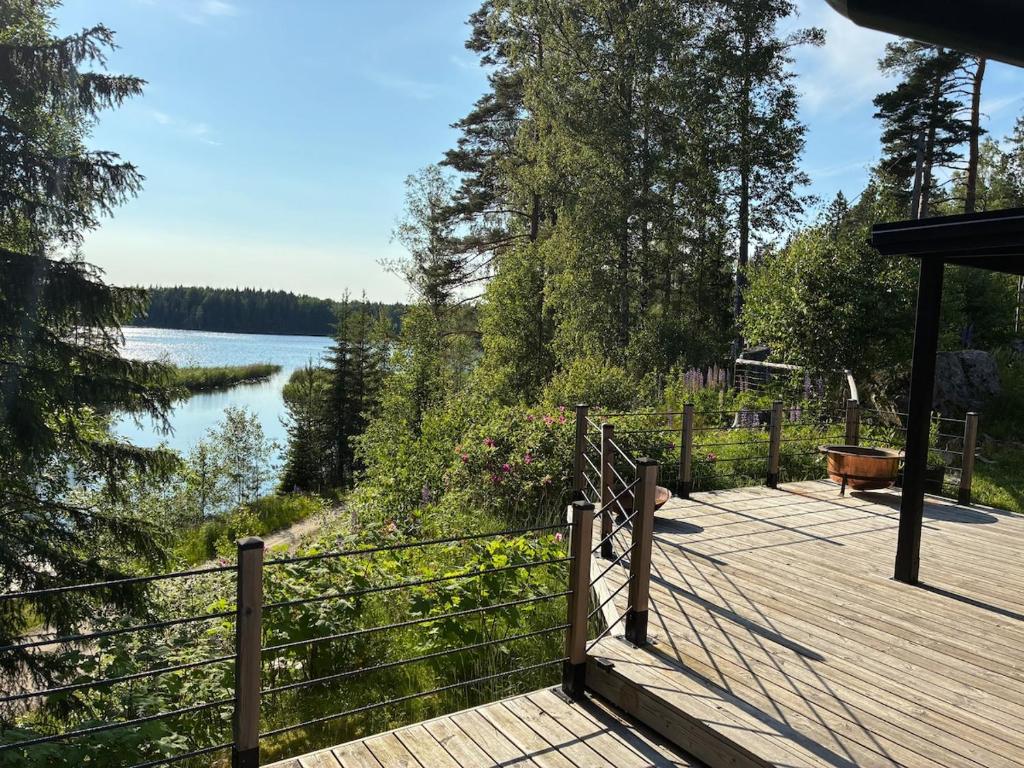 Stuga med sjöutsikt och egen brygga!, Vagersta (precios actualizados 2025)