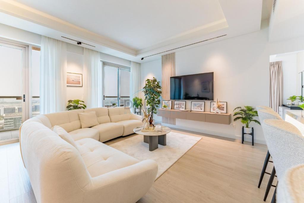 Golf Course And Canal Views, Mins to Dubai Marina And Dubai Mall, Golf ...