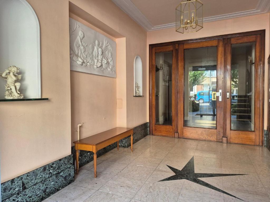 George Bergmann 120, Brussels (updated prices 2025)