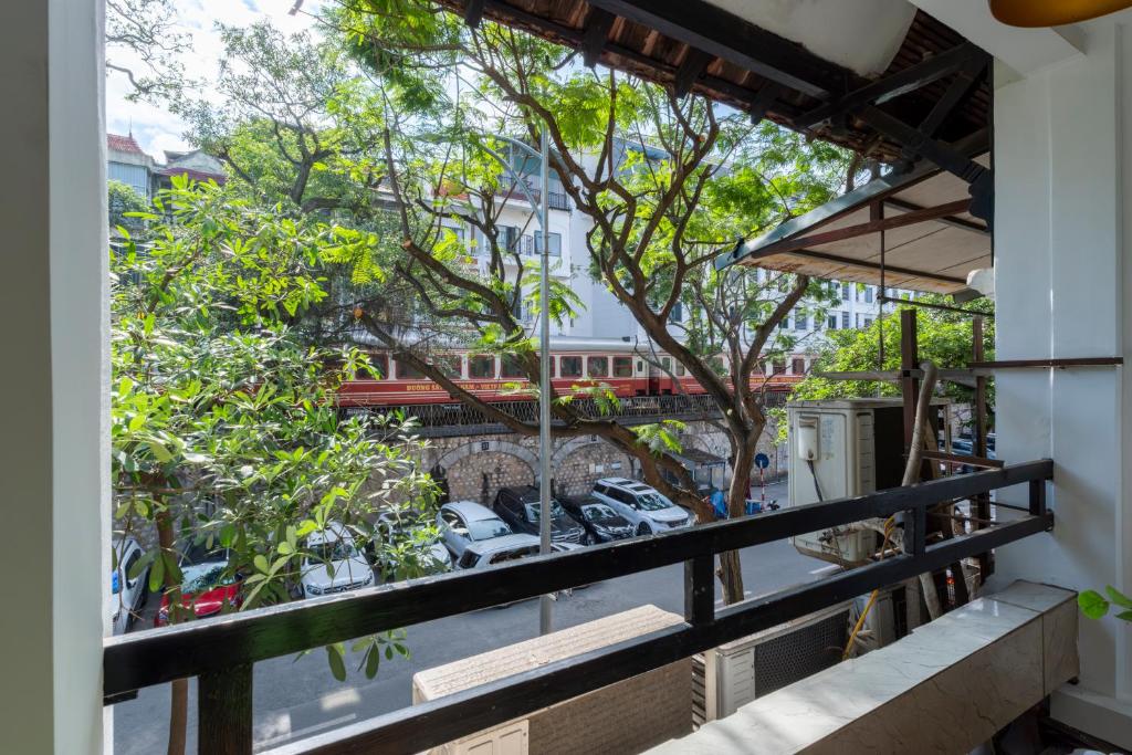 Annam Train Street Unbeatable location Loft Balcony chill Old Quarter ...