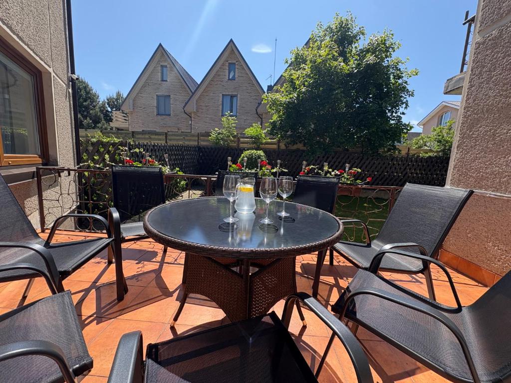 Big Family Apartment, 3 Bedrooms, Terrace, 1st Floor, City Center ...
