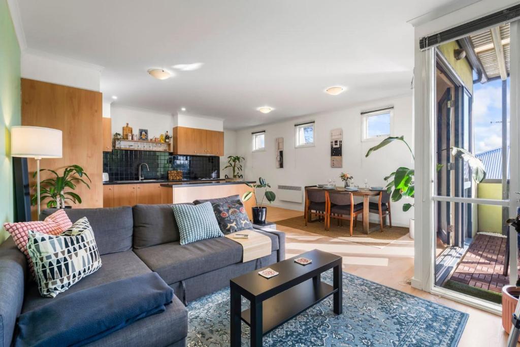 Spacious Duplex, Tram Stop, Brunswick East, Melbourne (updated prices 2025)