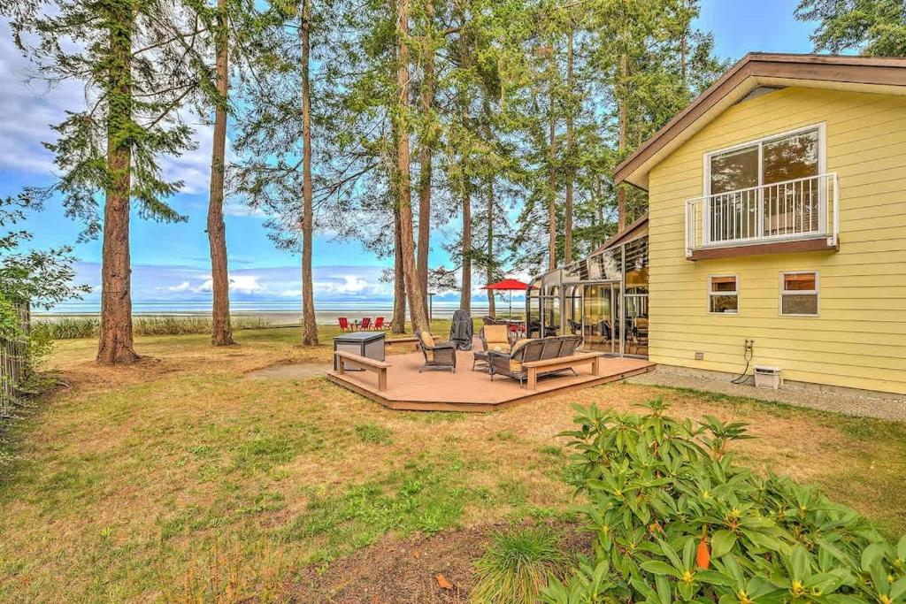 Kye Bay Winter Beach House by EMR Vacation Rentals, Comox ...