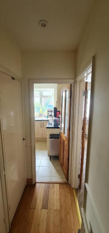 Cosy ground floor flat close to train & bus routes, Norwood (updated ...