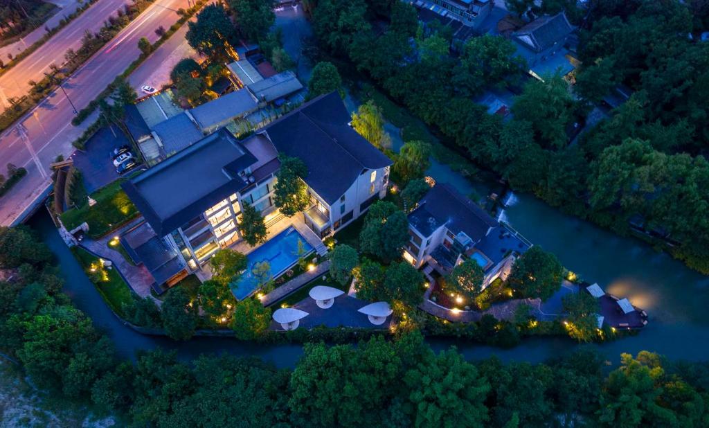 Chengdu Flowing Strings peninsula boutique hotel, Pidu (tarifs ...