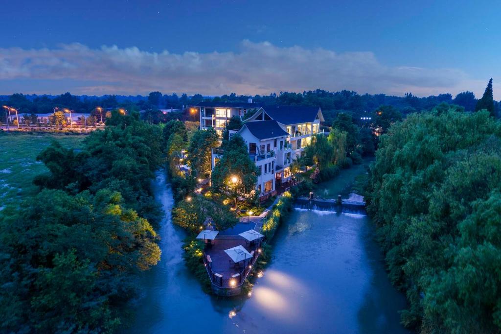 Chengdu Flowing Strings peninsula boutique hotel-Orange Guitar Museum ...
