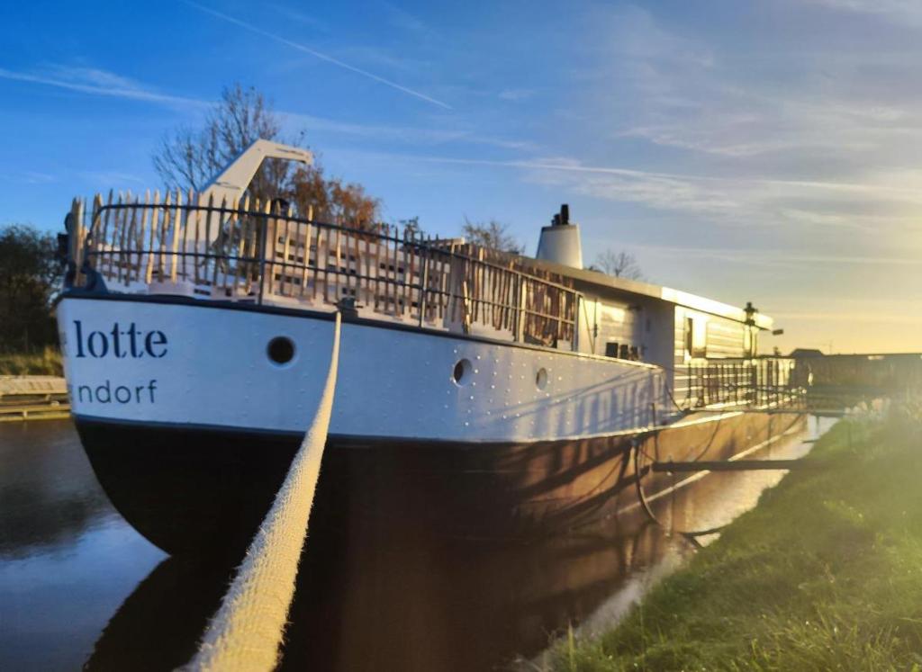 8 Personen Hausboot mit Hot Tub, Sauna, Kaminofen, Klimaanlage, Lounge, Sonnendeck und Garten ...