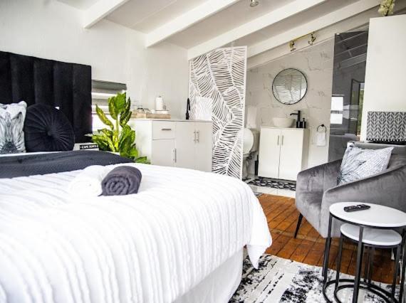 Top-Floor Open En-Suite Studio, Weltevredenpark (updated prices 2026)