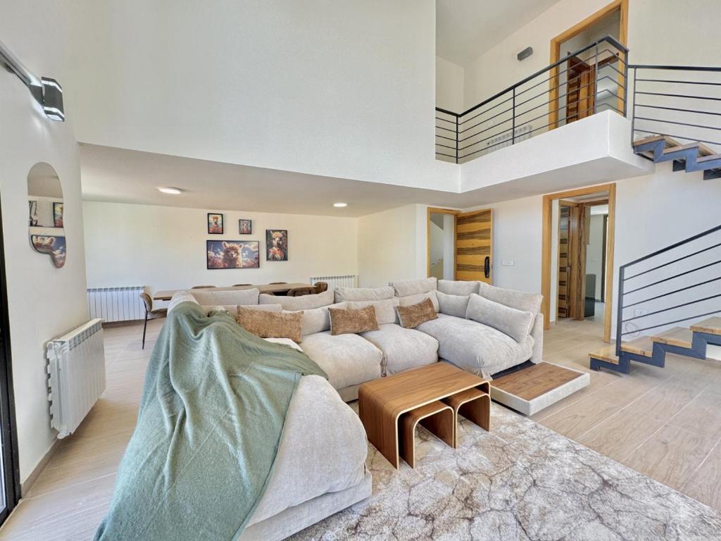 Sierra Faqra Duplex 3BR w Balcony, Afqā (updated prices 2026)