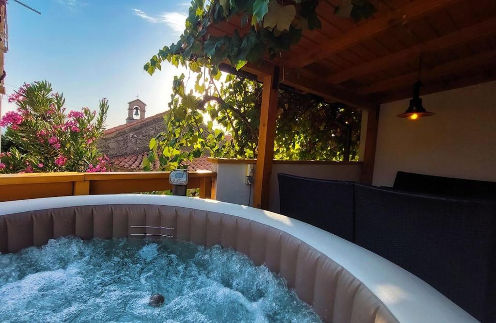 Stone house with Whirlpool, Sveti Vid-Miholjice (updated prices 2026)
