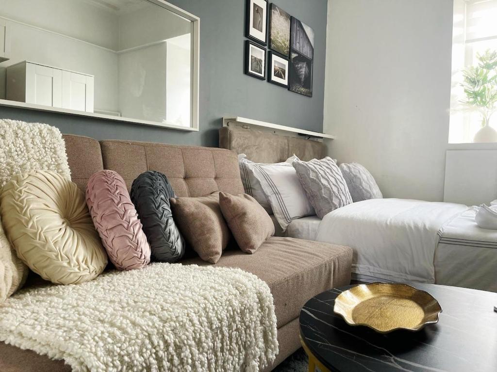 Fully Equipped Premium Suite in Quezon City, Манила (актуальные цены ...