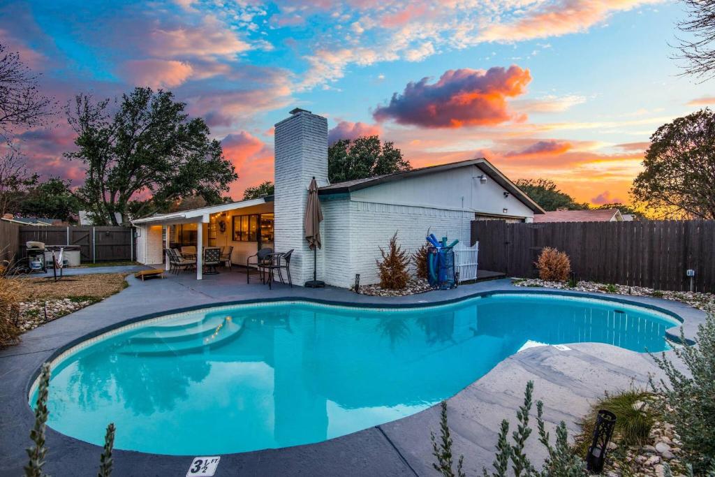 Jacuzzi & Pool House w/Game Room + Fire table, The Colony (tarifs ...