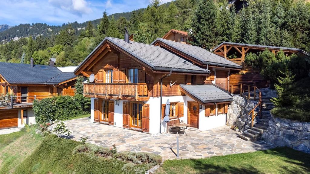 Quiet cottage with extraordinary view, Crans-Montana (updated prices 2026)