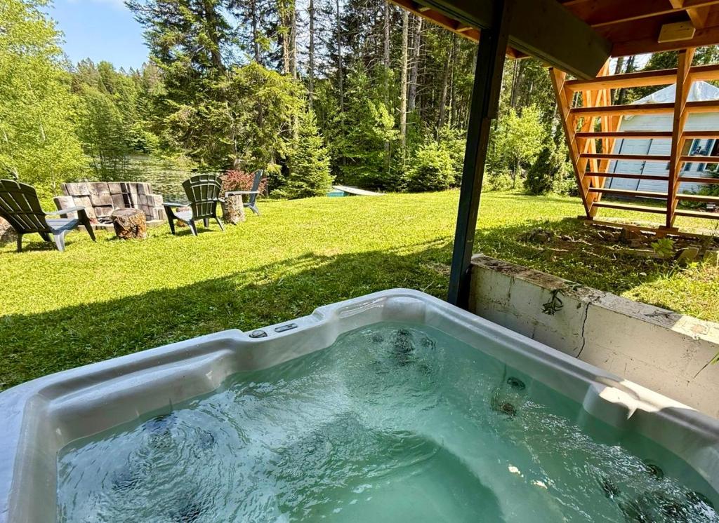 Le Chalet Blanc, bord de lac & spa, Saint Adolphe D'Howard ...