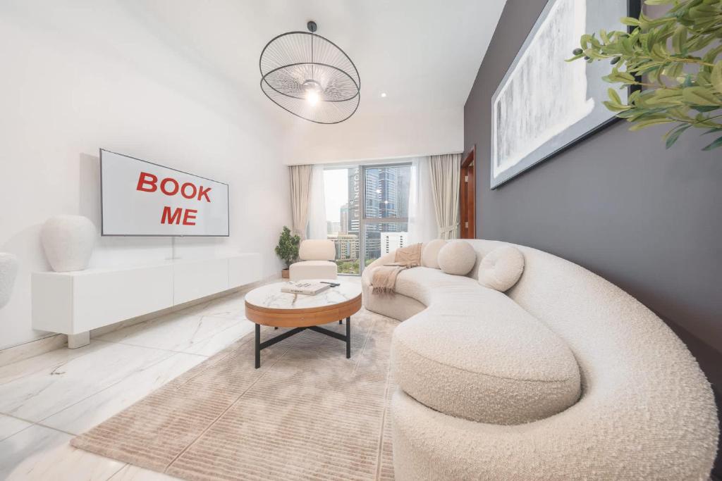 StayShort - Modern 1 Bed in Central Park Sleeps 2 with Pool, Dubai ...