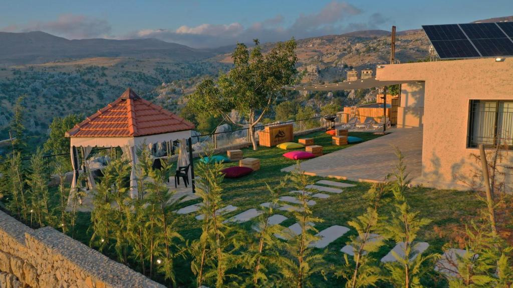 The Skyloft Tarchich - Panoramic Retreat with Pool, Aswāq aş Şafşāf ...