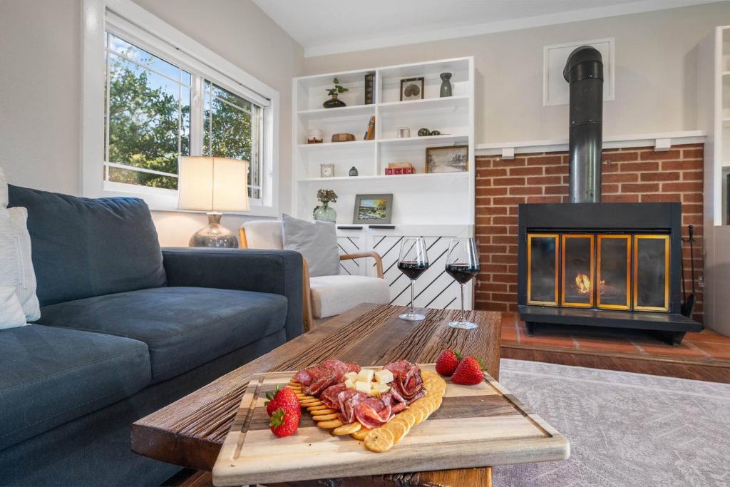 6-min walk to Lake - Home w/Fire-Pit & Pool Table, Marble Falls ...