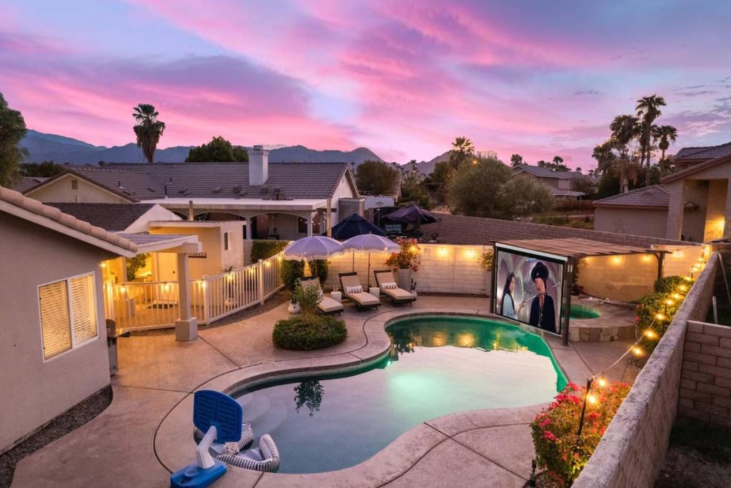 Mariposa House Swim-In Theatre with Gated Pool, Indio (updated prices 2026)