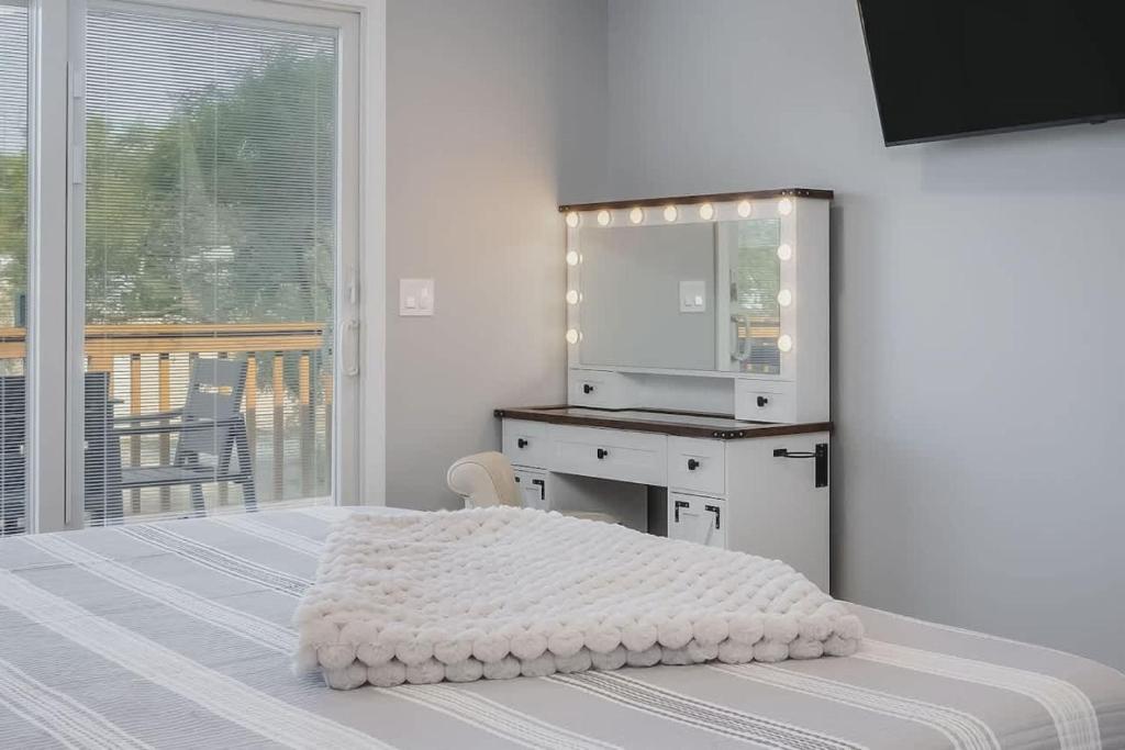 Harbor Clubhouse Modern Waterfront with Hot Tub and Pet Friendly, Fox ...