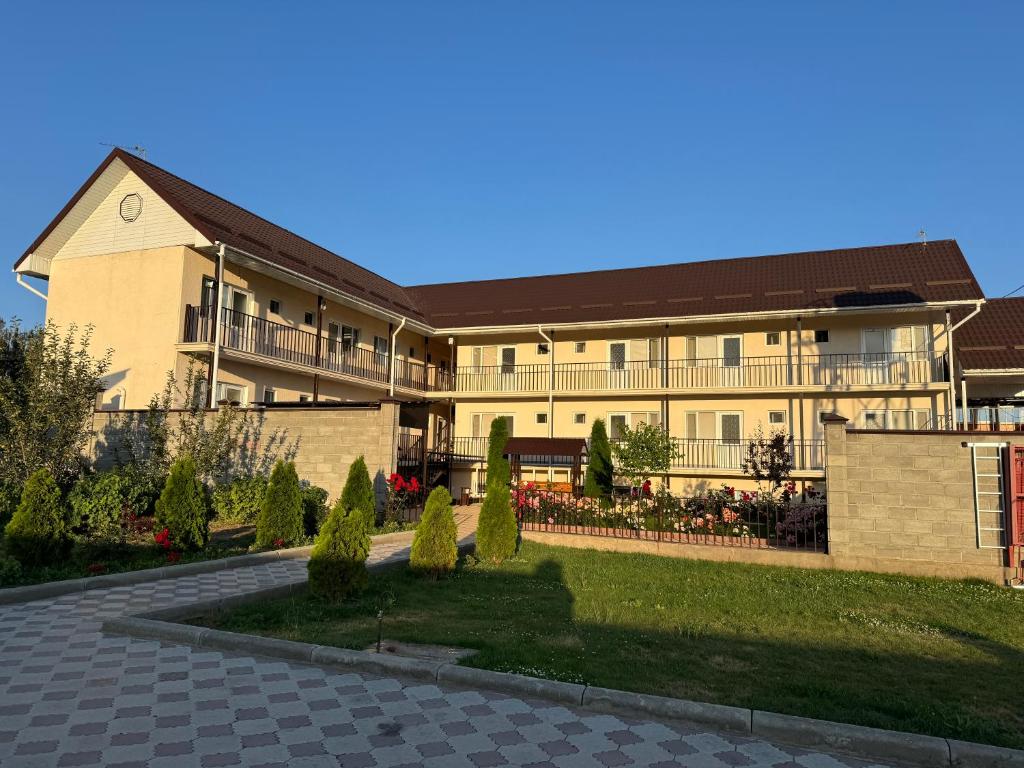 Jany Tilek, Bosteri (precios actualizados 2025)