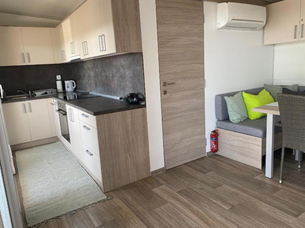 Ra, cozy familly place, free parking, near beach, in Kamp Maslina Drage ...