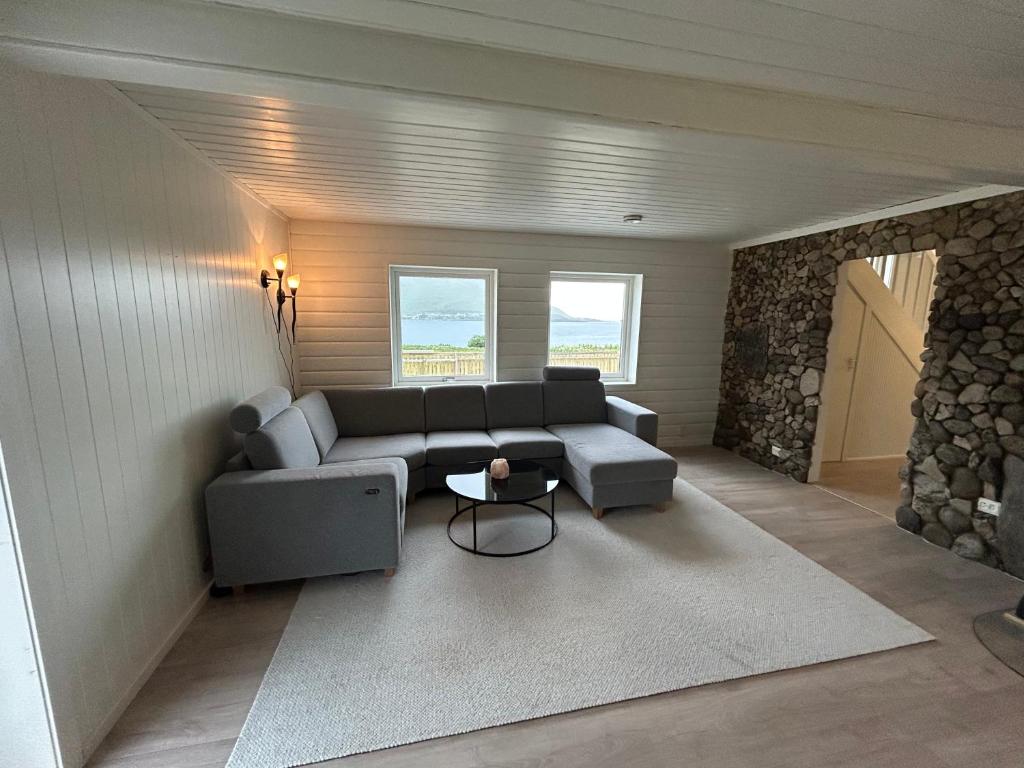 Hus med midnattssol havutsikt, Sund (precios actualizados 2025)