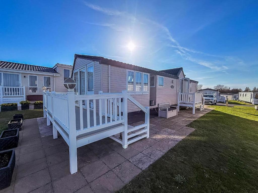 Luxury Caravan For Hire At Hopton Holiday Park With Full Sea Views Ref ...