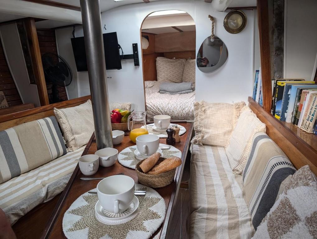 Séjour insolite à bord d'un voilier de 11m - Charmante Marina proche ...