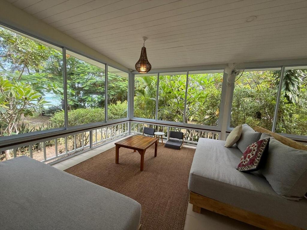 Zen Beach Oasis - Balinese Beachfront House with Stunning Sea View, Ko ...