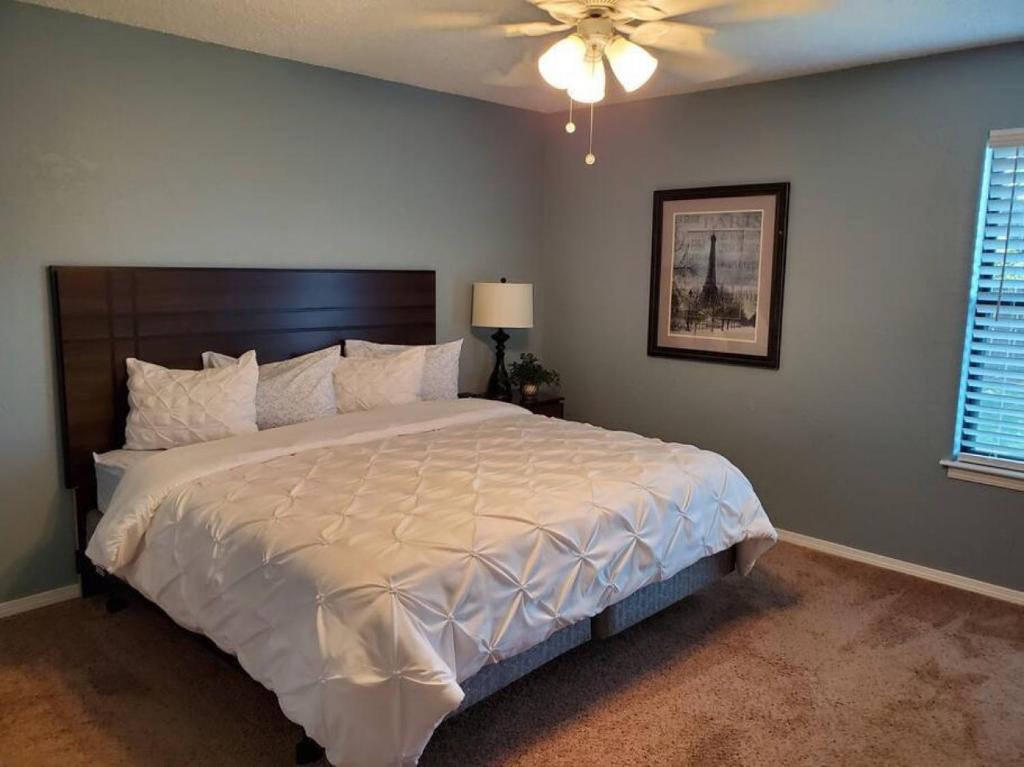 OKC Curtis Self Check in King Fast WiFi 20min 2 anywhere, Оклахома-Сити (актуальные цены 2025 года)